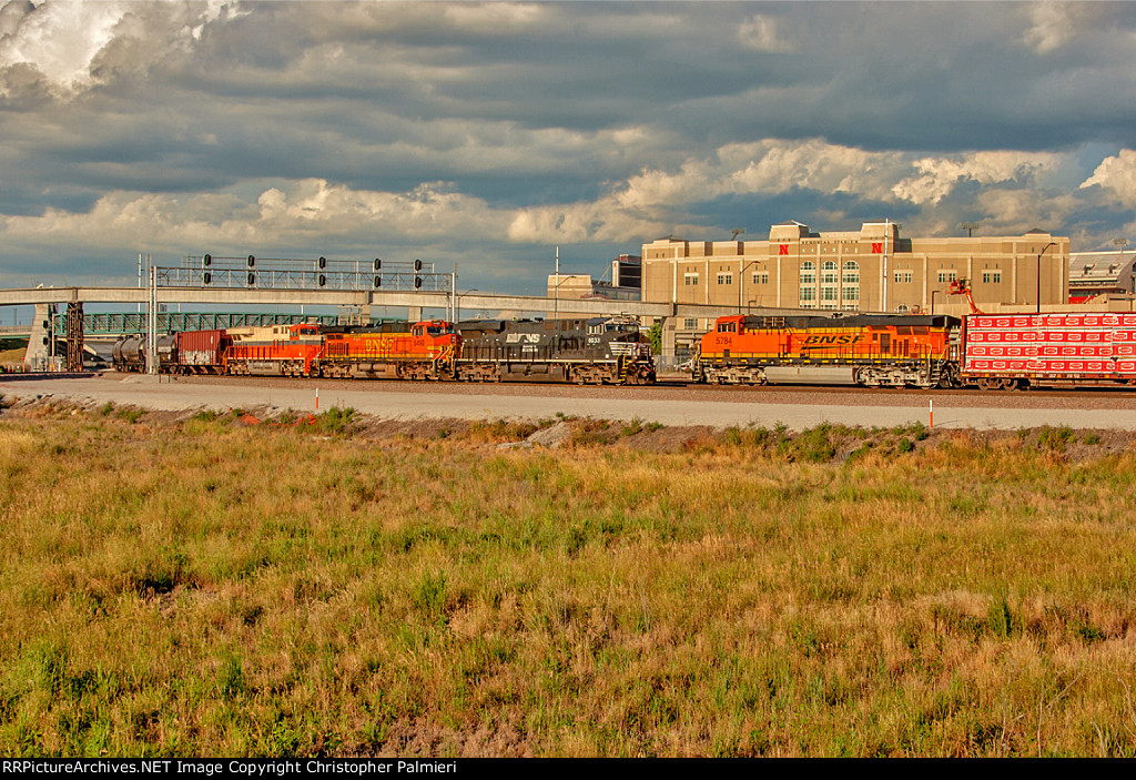 NS 8033, BNSF 5492, & NS 8105 meet BNSF 5784